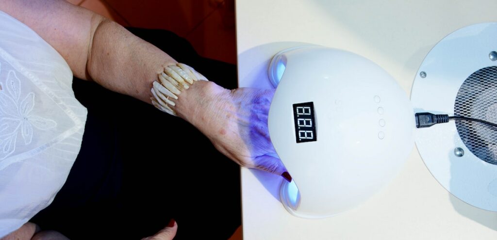 Lampade UV per le unghie: sono davvero sicure? - Santagostino Magazine